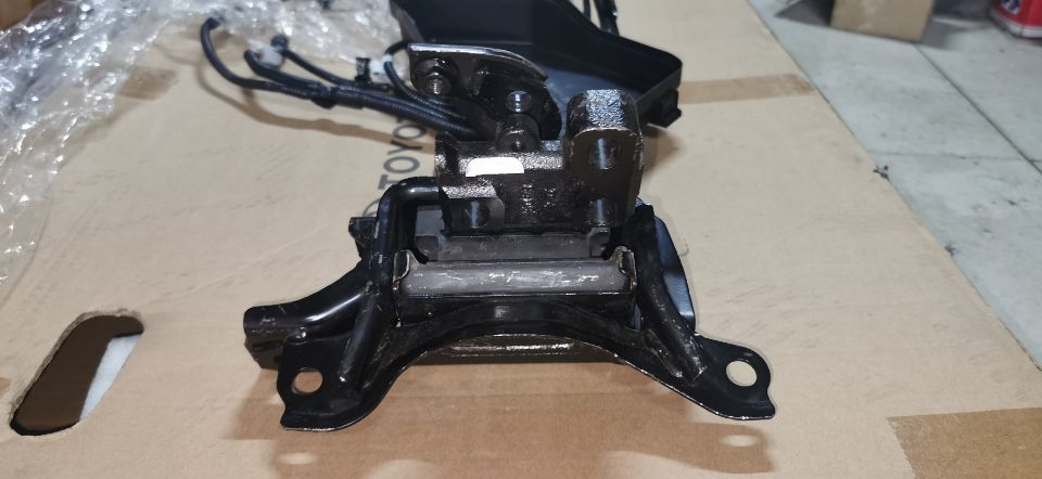 Toyota Corolla INSULATOR, ENGINE MOUNTING, LEFT12372-F2010 12372-24021 ...