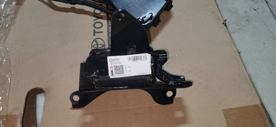 Toyota Corolla INSULATOR, ENGINE MOUNTING, LEFT12372-F2010 12372-24021 ...